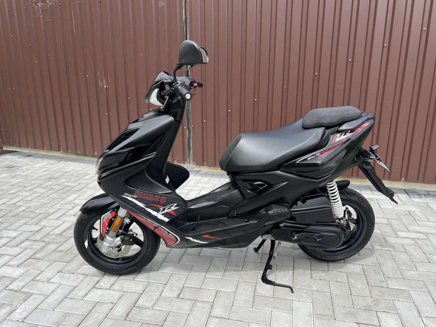 Black Yamaha Aerox 2018 in Kaunas, with an engine capacity of 49.00 L and mileage of 15 thousand km for 1730 €, photo 12 on AUTOMOTO.COM.LV
