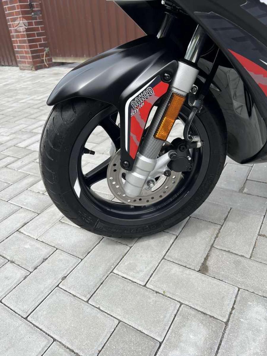 Black Yamaha Aerox 2018 in Kaunas, with an engine capacity of 49.00 L and mileage of 15 thousand km for 1730 €, photo 14 on AUTOMOTO.COM.LV