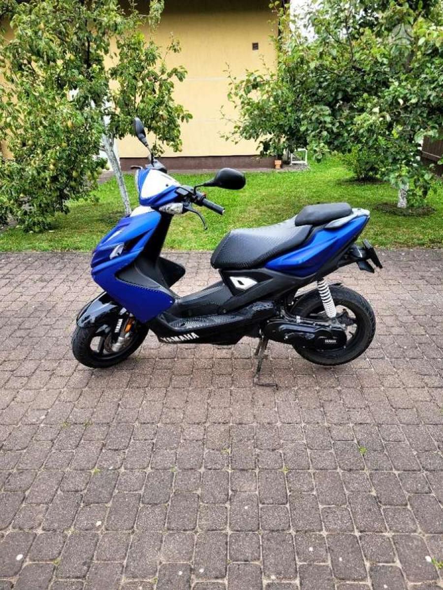 Blue Yamaha Aerox 2014 in Rokiskis, with an engine capacity of 50.00 L and mileage of 7 thousand km for 1700 €, photo 3 on AUTOMOTO.COM.LV