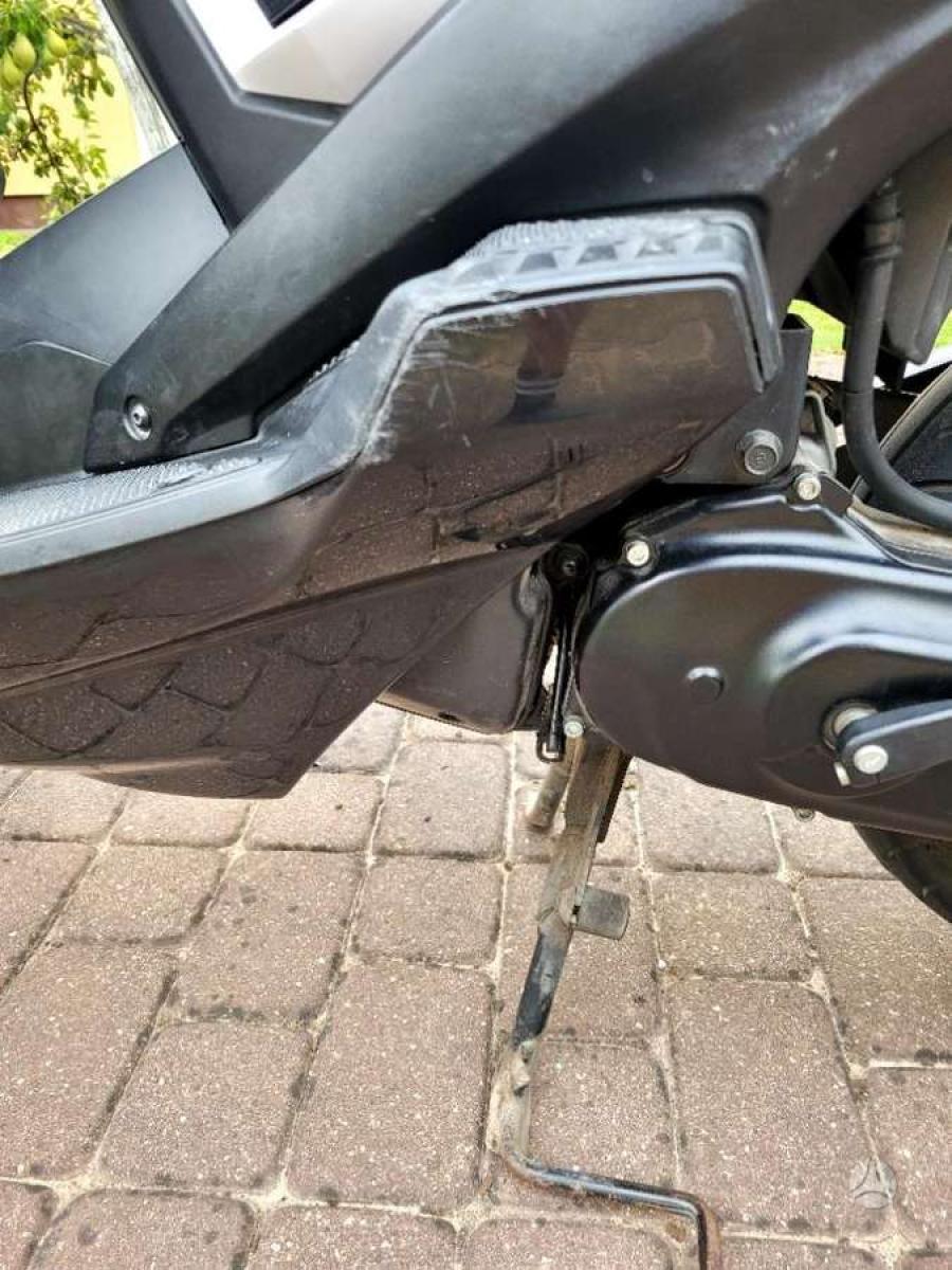 Blue Yamaha Aerox 2014 in Rokiskis, with an engine capacity of 50.00 L and mileage of 7 thousand km for 1700 €, photo 12 on AUTOMOTO.COM.LV