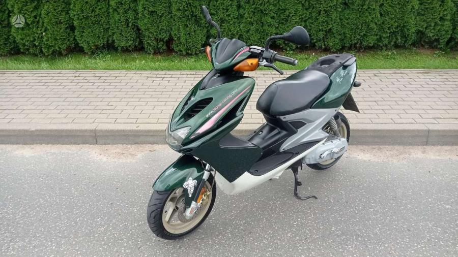 Green Yamaha Aerox 2002 in Vievis, with an engine capacity of 49.00 L and mileage of 8 thousand km for 1240 €, photo 1 on AUTOMOTO.COM.LV