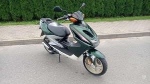 Green Yamaha Aerox 2002 in Vievis, with an engine capacity of 49.00 L and mileage of 8 thousand km for 1240 €, photo 3 on AUTOMOTO.COM.LV