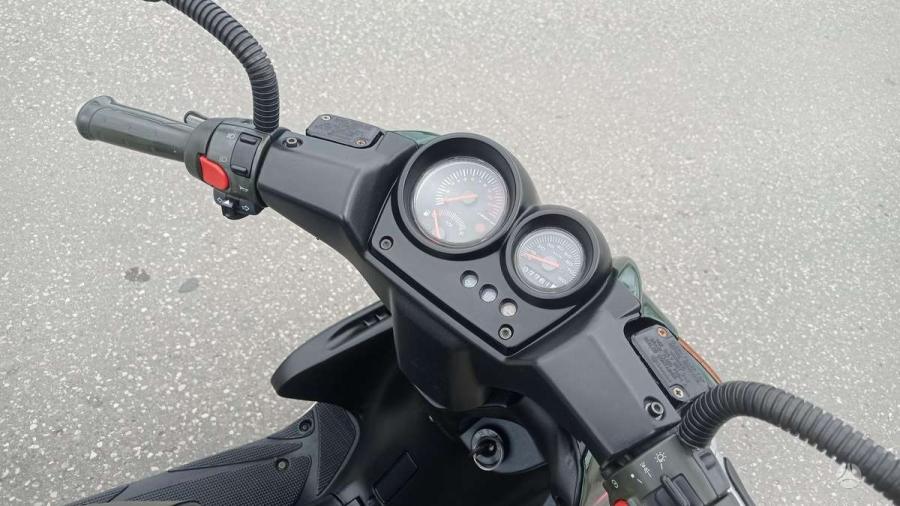 Green Yamaha Aerox 2002 in Vievis, with an engine capacity of 49.00 L and mileage of 8 thousand km for 1240 €, photo 7 on AUTOMOTO.COM.LV