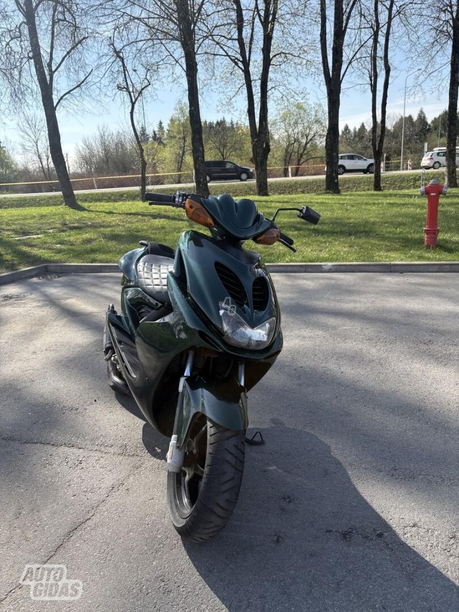 Green Yamaha Aerox 2004 in Kaunas, with an engine capacity of 0.05 L and mileage of 19 thousand km for 1550 €, photo 1 on AUTOMOTO.COM.LV