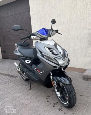 Pelēks Yamaha Aerox 2013 Raseiniai, ar dzinēja tilpumu 0.05 L un nobraukumu 7 tūkst. km par 1500 €, foto  vietnē AUTOMOTO.COM.LV