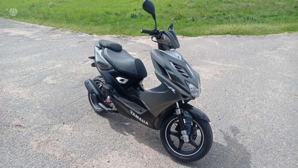 Grey Yamaha Aerox 2013 in Vievis, with an engine capacity of 49.00 L and mileage of 22 thousand km for 1600 €, photo 2 on AUTOMOTO.COM.LV