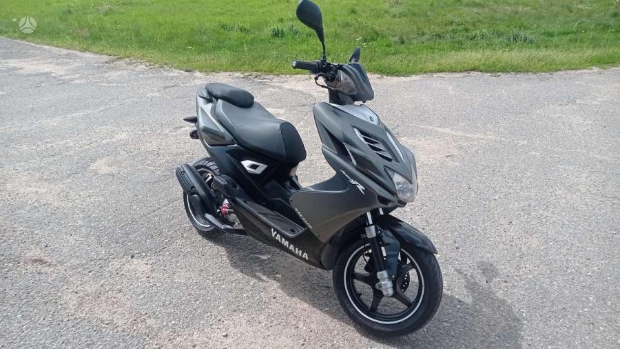 Grey Yamaha Aerox 2013 in Vievis, with an engine capacity of 49.00 L and mileage of 22 thousand km for 1600 €, photo 3 on AUTOMOTO.COM.LV