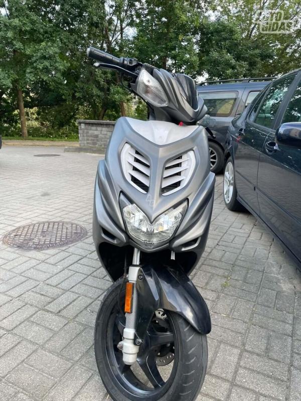 Pelēks Yamaha Aerox 2013 Viļņa, ar dzinēja tilpumu 0.05 L un nobraukumu 22 tūkst. km par 1450 €, foto 1 vietnē AUTOMOTO.COM.LV