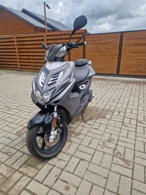 Pelēks Yamaha Aerox 2014 Klaipėda, ar dzinēja tilpumu 49.00 L un nobraukumu 25 tūkst. km par 1550 €, foto 2 vietnē AUTOMOTO.COM.LV