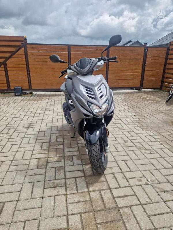 Grey Yamaha Aerox 2014 in Klaipeda, with an engine capacity of 49.00 L and mileage of 25 thousand km for 1550 €, photo 1 on AUTOMOTO.COM.LV