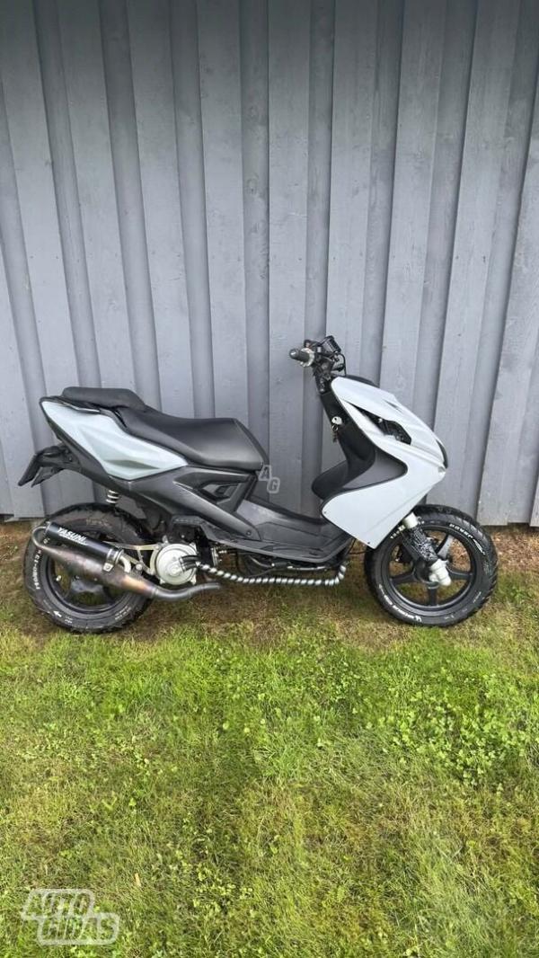 Pelēks Yamaha Aerox 2015 Viļņa, ar dzinēja tilpumu 0.05 L un nobraukumu 0 tūkst. km par 1650 €, foto 1 vietnē AUTOMOTO.COM.LV