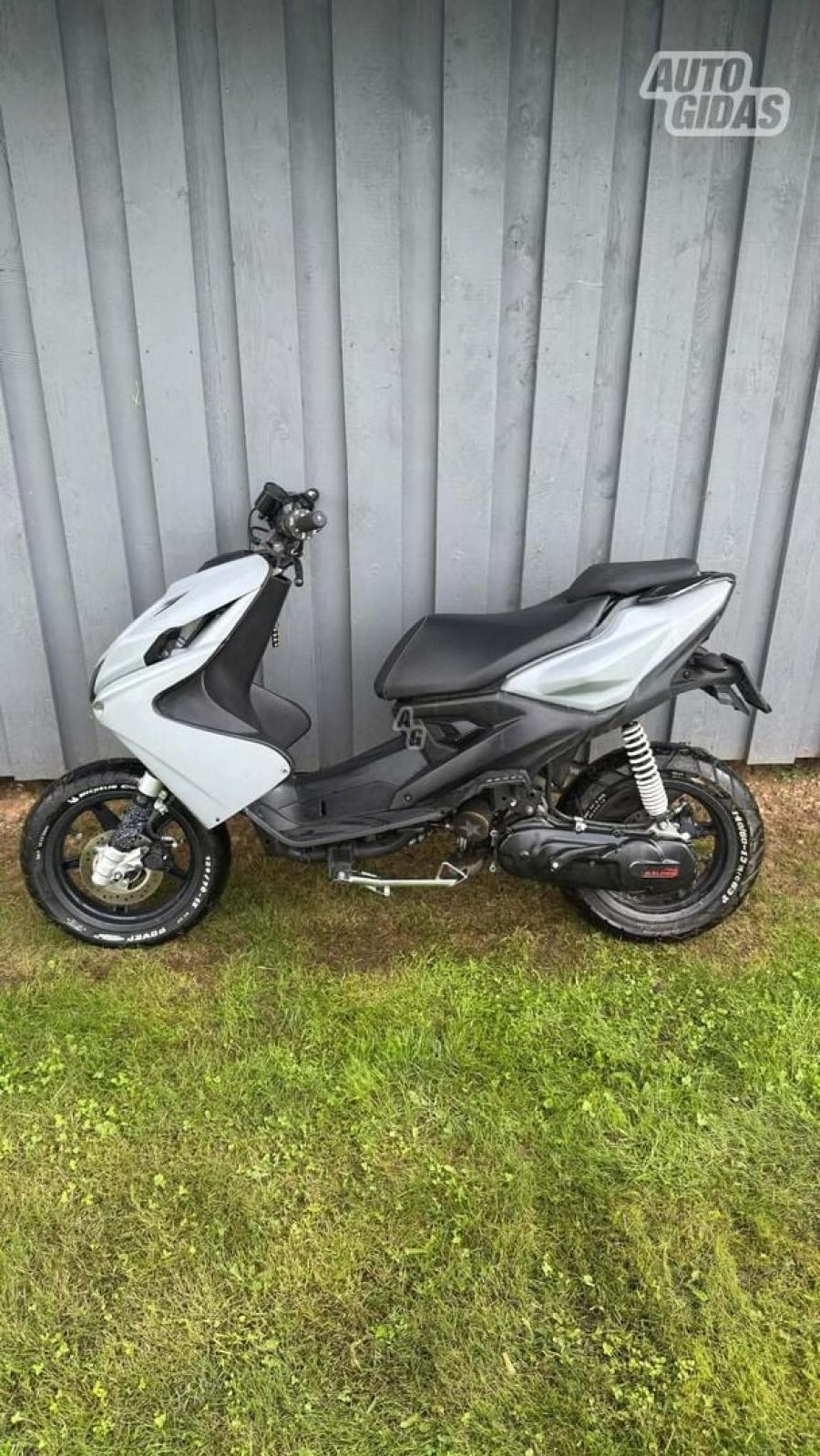 Grey Yamaha Aerox 2015 in Vilnius, with an engine capacity of 0.05 L and mileage of 0 thousand km for 1650 €, photo 3 on AUTOMOTO.COM.LV