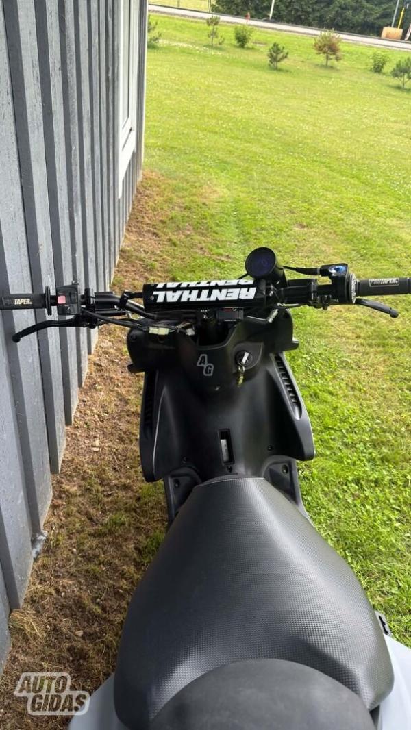 Pelēks Yamaha Aerox 2015 Viļņa, ar dzinēja tilpumu 0.05 L un nobraukumu 0 tūkst. km par 1650 €, foto 5 vietnē AUTOMOTO.COM.LV