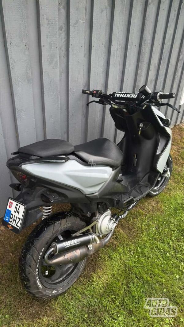 Pelēks Yamaha Aerox 2015 Viļņa, ar dzinēja tilpumu 0.05 L un nobraukumu 0 tūkst. km par 1650 €, foto 6 vietnē AUTOMOTO.COM.LV