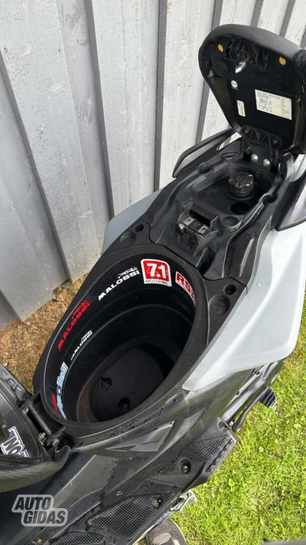 Pelēks Yamaha Aerox 2015 Viļņa, ar dzinēja tilpumu 0.05 L un nobraukumu 0 tūkst. km par 1650 €, foto 9 vietnē AUTOMOTO.COM.LV