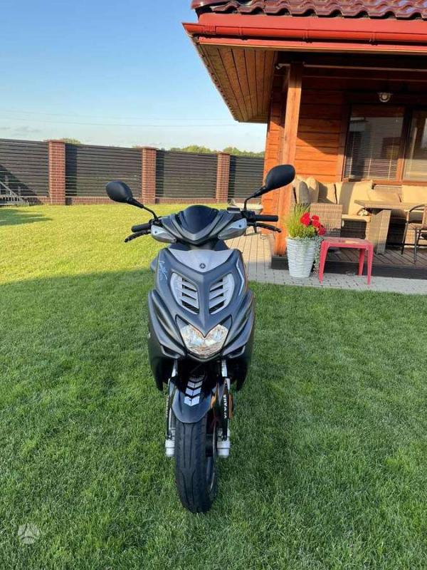 Grey Yamaha Aerox 2016 in Vilnius, with an engine capacity of 50.00 L and mileage of 34 thousand km for 1850 €, photo 2 on AUTOMOTO.COM.LV