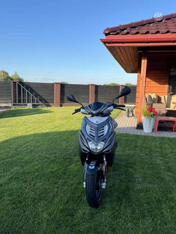 Grey Yamaha Aerox 2016 in Vilnius, with an engine capacity of 50.00 L and mileage of 34 thousand km for 1850 €, photo 6 on AUTOMOTO.COM.LV
