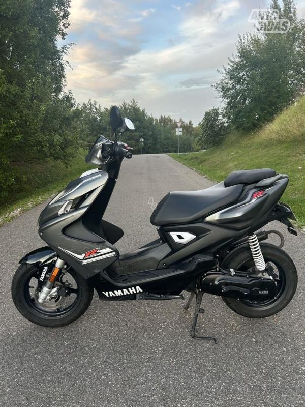 Pelēks Yamaha Aerox 2017 Viļņa, ar dzinēja tilpumu 0.05 L un nobraukumu 27 tūkst. km par 1500 €, foto 2 vietnē AUTOMOTO.COM.LV