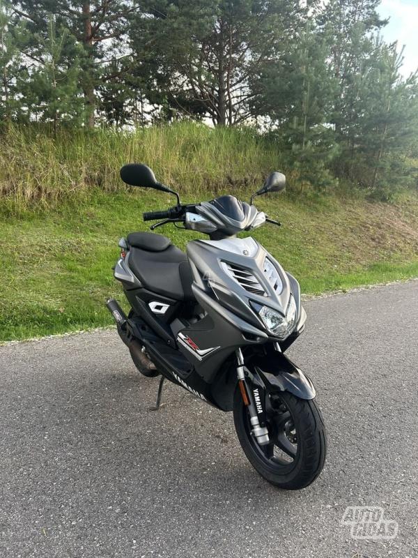 Pelēks Yamaha Aerox 2017 Viļņa, ar dzinēja tilpumu 0.05 L un nobraukumu 27 tūkst. km par 1500 €, foto 3 vietnē AUTOMOTO.COM.LV