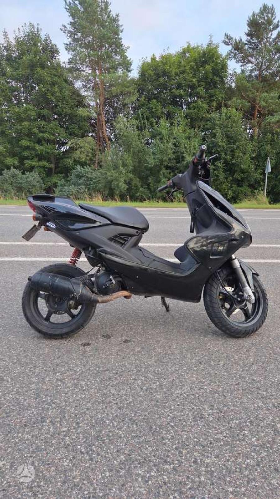 Yamaha Aerox 2002 in Kretinga, with an engine capacity of 50.00 L and mileage of 13 thousand km for 1350 €, photo 4 on AUTOMOTO.COM.LV