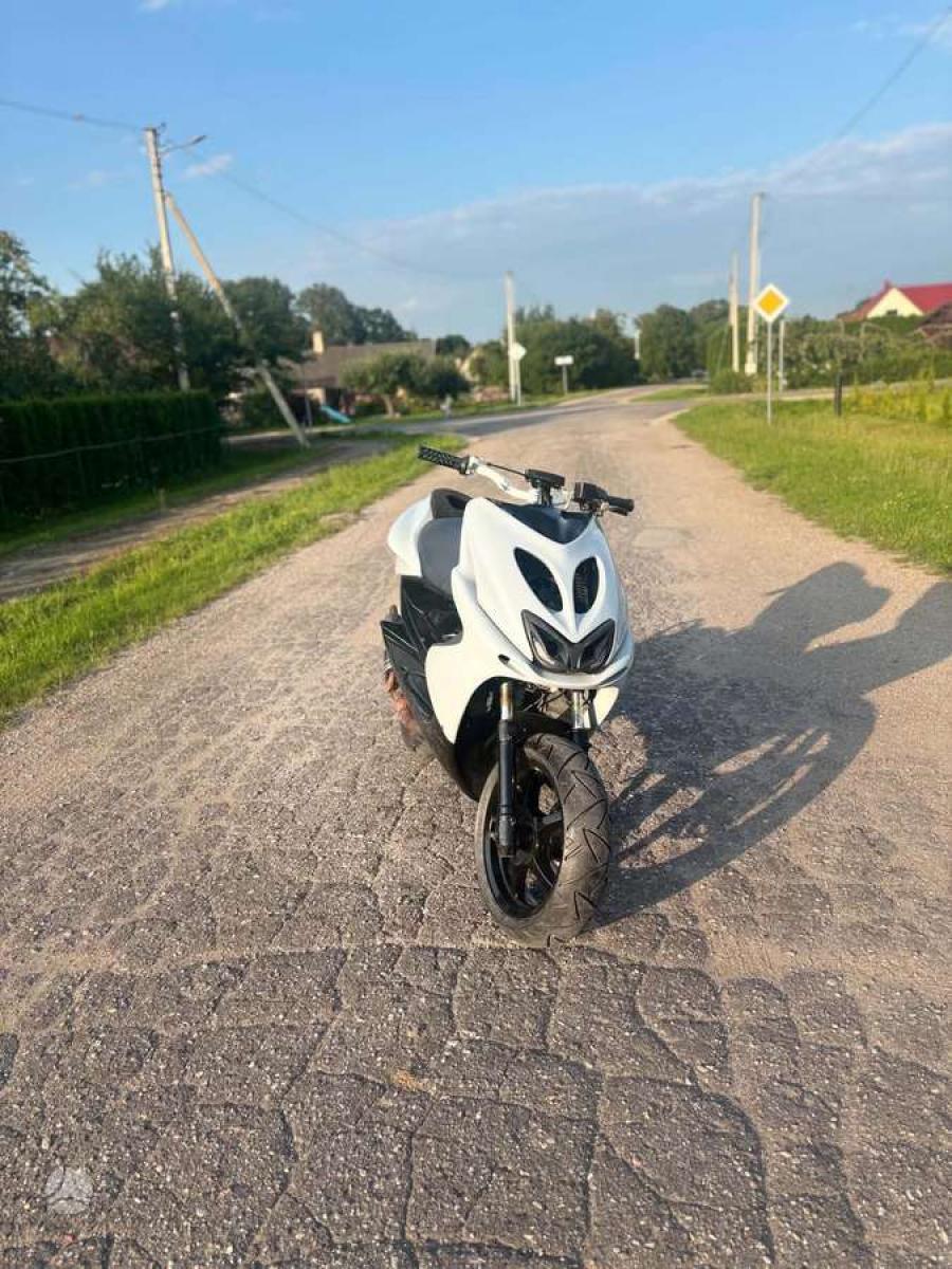 Yamaha Aerox 2005 Alīta, ar dzinēja tilpumu 49.00 L un nobraukumu 5 tūkst. km par 800 €, foto 1 vietnē AUTOMOTO.COM.LV