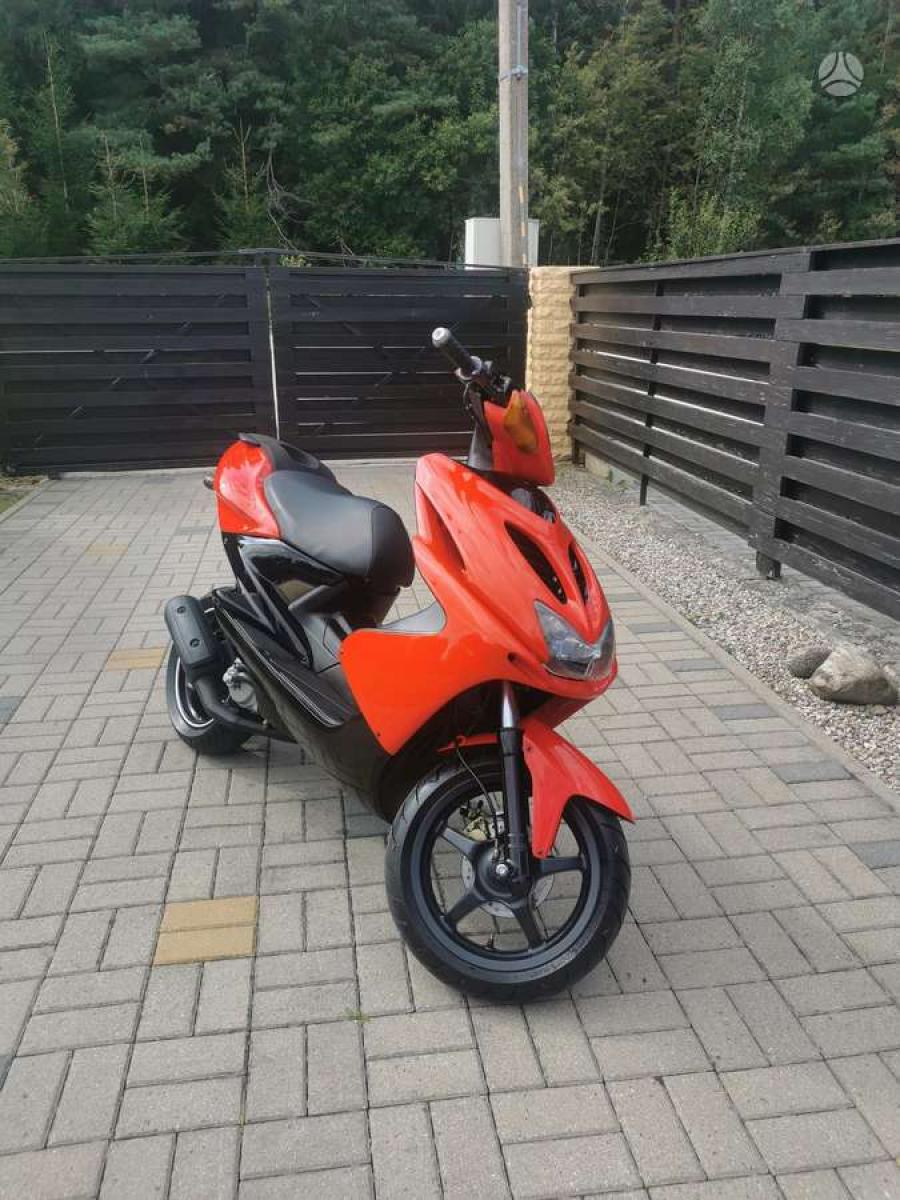 Yamaha Aerox 2008 Viļņa, ar dzinēja tilpumu 49.00 L un nobraukumu 16 tūkst. km par 1650 €, foto 1 vietnē AUTOMOTO.COM.LV
