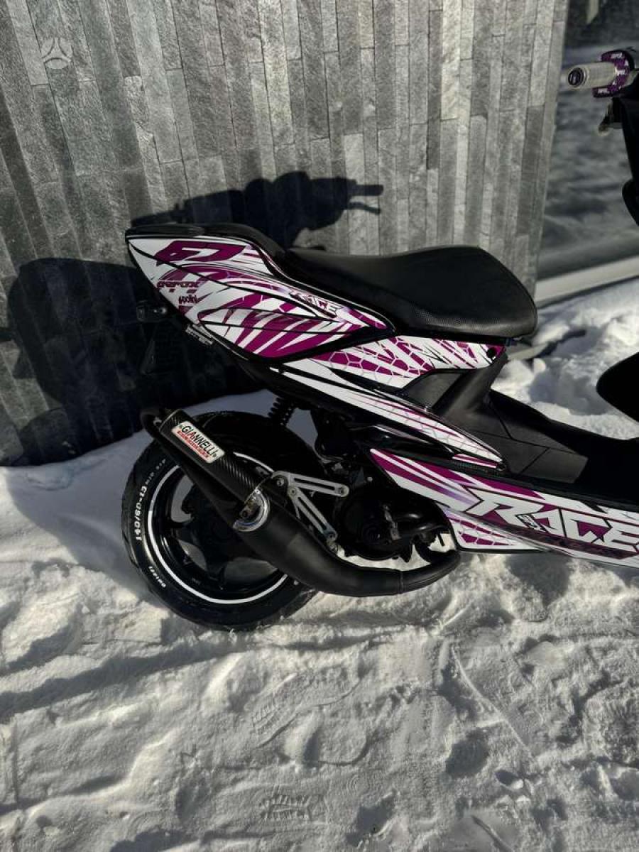 Yamaha Aerox 2009 Alīta, ar dzinēja tilpumu 49.00 L un nobraukumu 15 tūkst. km par 1570 €, foto 3 vietnē AUTOMOTO.COM.LV
