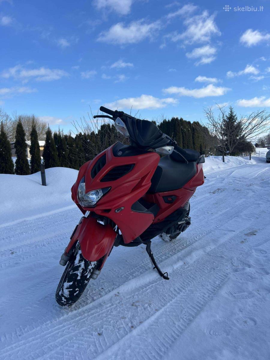 Red Yamaha Aerox 2015 in Kaunas, with an engine capacity of 70.00 L and mileage of 32 thousand km for 1600 €, photo 1 on AUTOMOTO.COM.LV