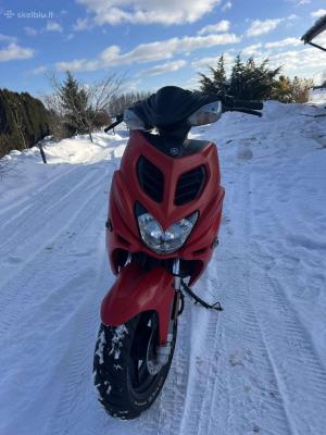 Red Yamaha Aerox 2015 in Kaunas, with an engine capacity of 70.00 L and mileage of 32 thousand km for 1600 €, photo 2 on AUTOMOTO.COM.LV