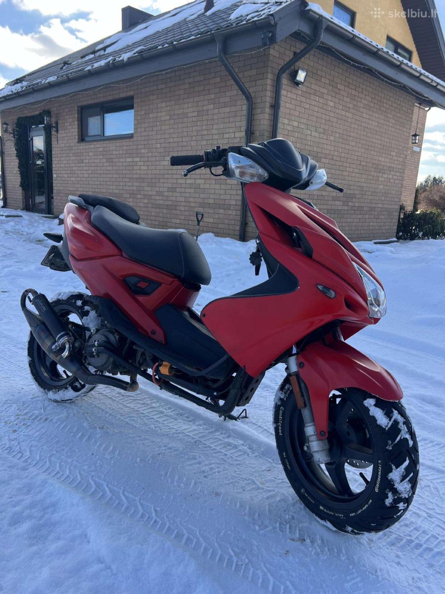 Red Yamaha Aerox 2015 in Kaunas, with an engine capacity of 70.00 L and mileage of 32 thousand km for 1600 €, photo 3 on AUTOMOTO.COM.LV