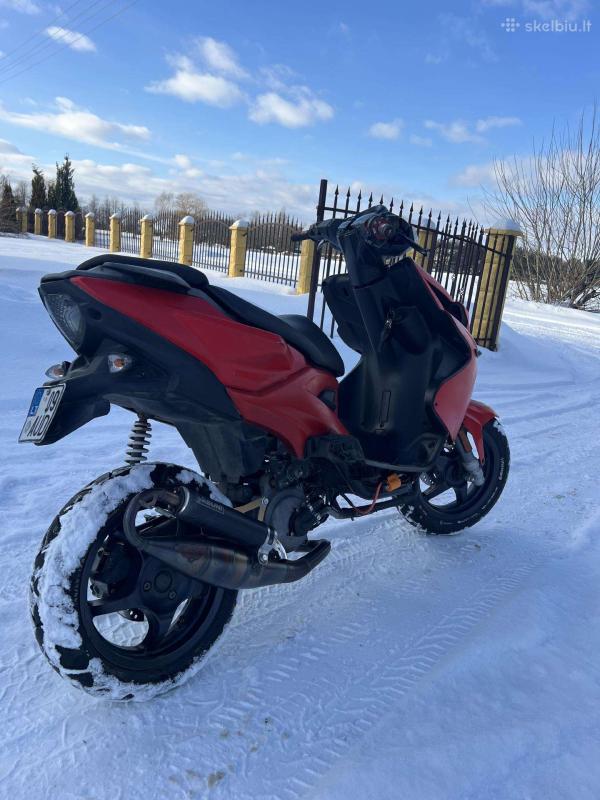 Red Yamaha Aerox 2015 in Kaunas, with an engine capacity of 70.00 L and mileage of 32 thousand km for 1600 €, photo 4 on AUTOMOTO.COM.LV