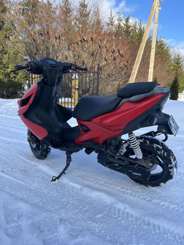 Red Yamaha Aerox 2015 in Kaunas, with an engine capacity of 70.00 L and mileage of 32 thousand km for 1600 €, photo 6 on AUTOMOTO.COM.LV