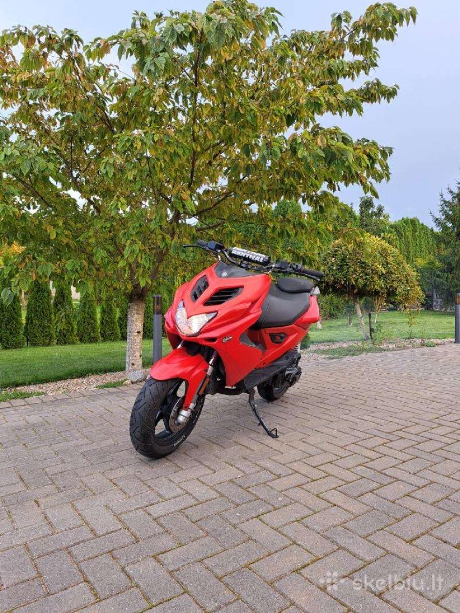 Red Yamaha Aerox 2015 in Kaunas, with an engine capacity of 70.00 L and mileage of 32 thousand km for 1600 €, photo 11 on AUTOMOTO.COM.LV