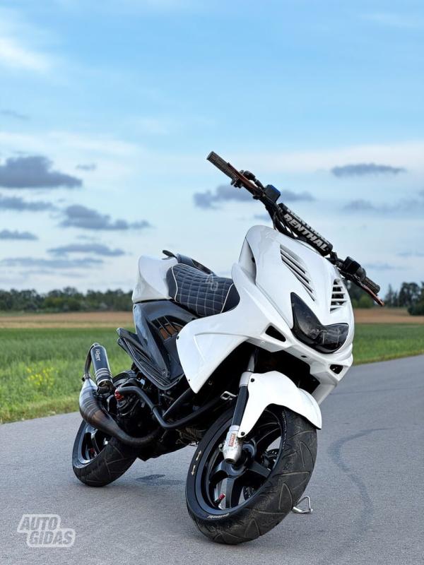 Balts Yamaha Aerox 2007 Viļņa, ar dzinēja tilpumu 0.05 L un nobraukumu 22 tūkst. km par 1950 €, foto 1 vietnē AUTOMOTO.COM.LV