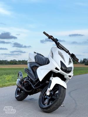 White Yamaha Aerox 2007 in Vilnius, with an engine capacity of 0.05 L and mileage of 22 thousand km for 1950 €, photo  on AUTOMOTO.COM.LV