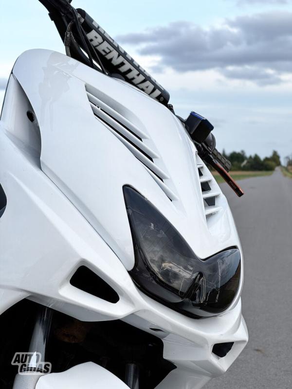Balts Yamaha Aerox 2007 Viļņa, ar dzinēja tilpumu 0.05 L un nobraukumu 22 tūkst. km par 1950 €, foto 2 vietnē AUTOMOTO.COM.LV