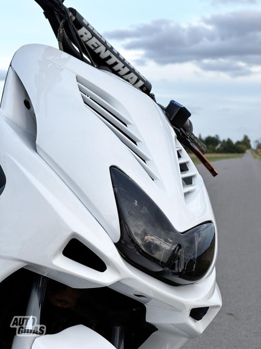 White Yamaha Aerox 2007 in Vilnius, with an engine capacity of 0.05 L and mileage of 22 thousand km for 1950 €, photo 3 on AUTOMOTO.COM.LV