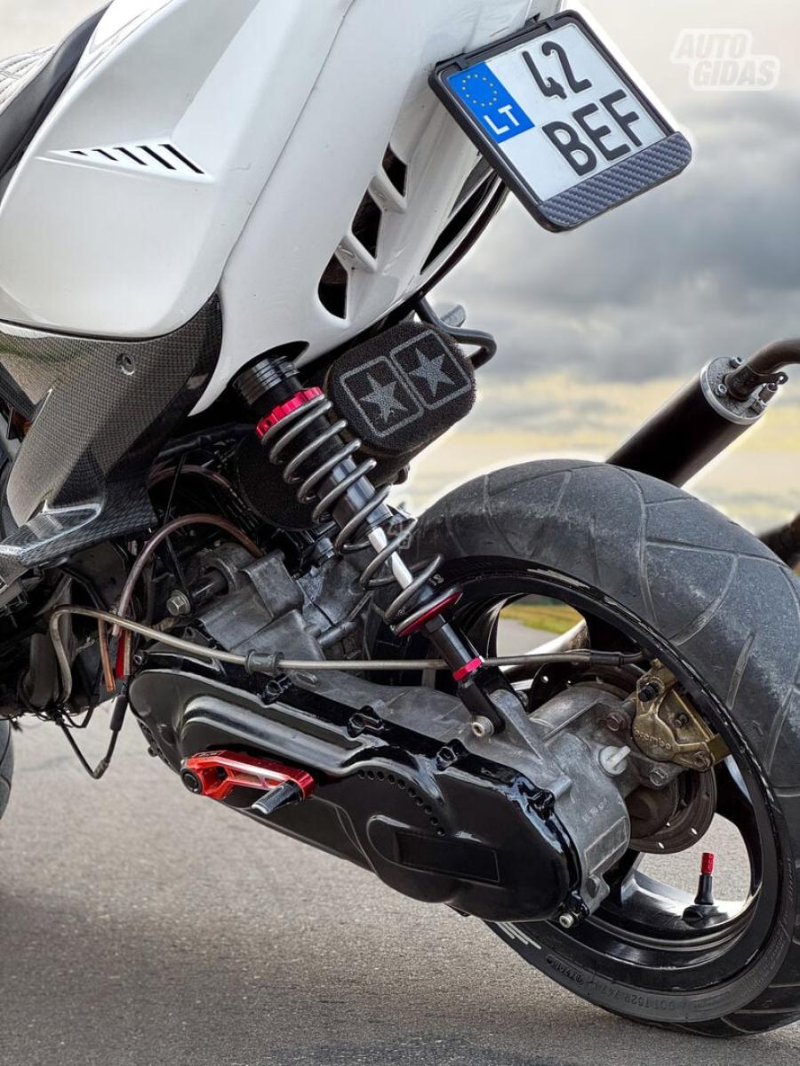 White Yamaha Aerox 2007 in Vilnius, with an engine capacity of 0.05 L and mileage of 22 thousand km for 1950 €, photo 6 on AUTOMOTO.COM.LV