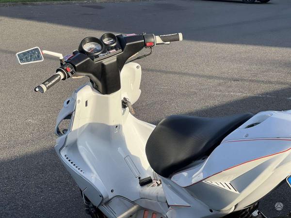 Белый Ямаха Aerox 2008 в Вильнюс, объемом двигателя 50.00 л и пробегом 1 тыс. км за 1700 €, фото 3 на AUTOMOTO.COM.LV