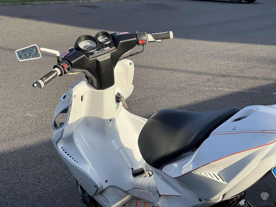 Balts Yamaha Aerox 2008 Viļņa, ar dzinēja tilpumu 50.00 L un nobraukumu 1 tūkst. km par 1700 €, foto 3 vietnē AUTOMOTO.COM.LV