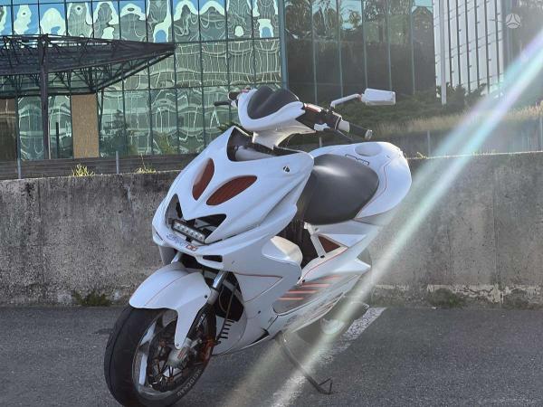 Белый Ямаха Aerox 2008 в Вильнюс, объемом двигателя 50.00 л и пробегом 1 тыс. км за 1700 €, фото 5 на AUTOMOTO.COM.LV
