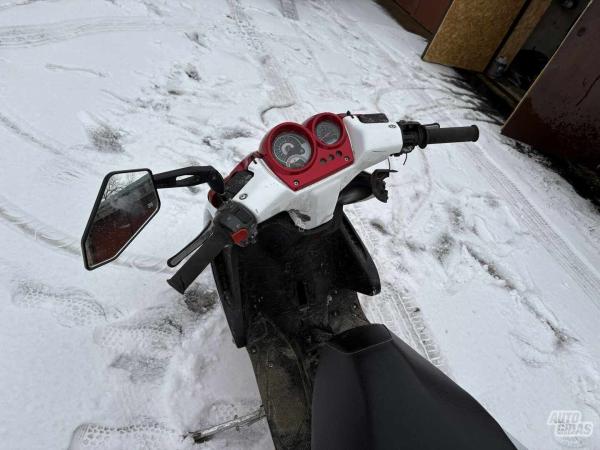 Balts Yamaha Aerox 2009 Viļņa, ar dzinēja tilpumu 0.05 L un nobraukumu 10 tūkst. km par 600 €, foto 7 vietnē AUTOMOTO.COM.LV