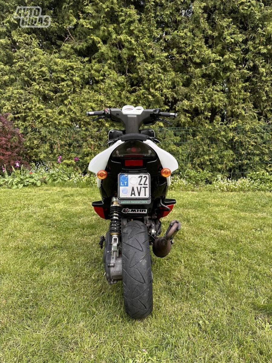 White Yamaha Aerox 2009 in Kaunas, with an engine capacity of 0.05 L and mileage of 15 thousand km for 1300 €, photo 3 on AUTOMOTO.COM.LV
