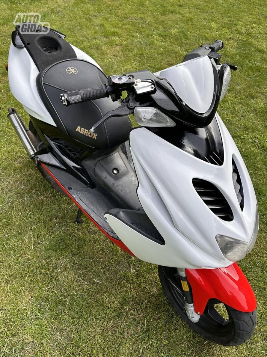 White Yamaha Aerox 2009 in Kaunas, with an engine capacity of 0.05 L and mileage of 15 thousand km for 1300 €, photo 5 on AUTOMOTO.COM.LV