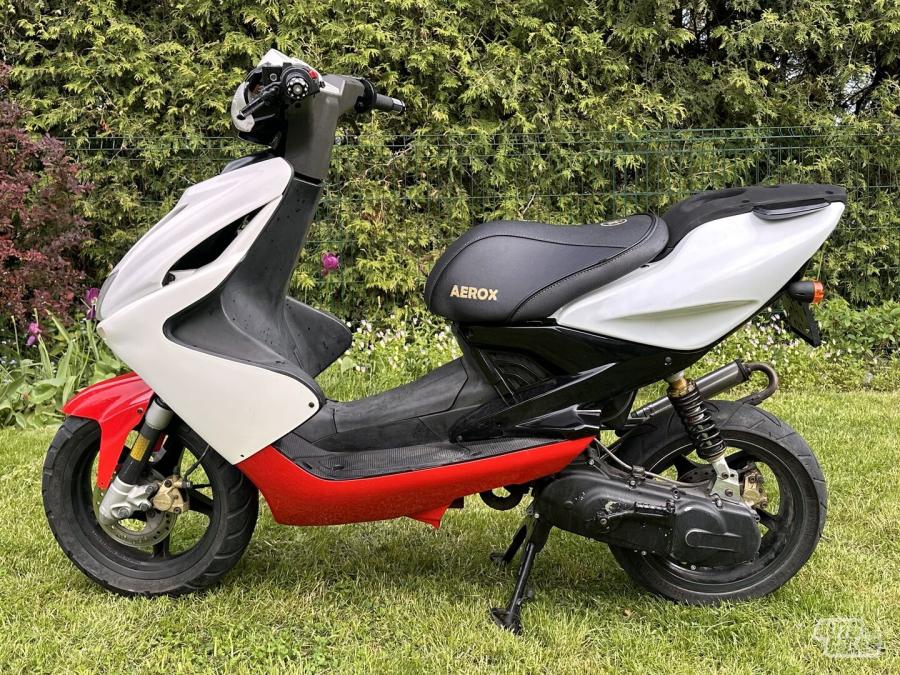 White Yamaha Aerox 2009 in Kaunas, with an engine capacity of 0.05 L and mileage of 15 thousand km for 1300 €, photo 6 on AUTOMOTO.COM.LV