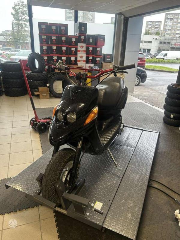 Black Yamaha Booster 1999 in Vilnius, with an engine capacity of 50.00 L and mileage of 8 thousand km for 1600 €, photo 3 on AUTOMOTO.COM.LV