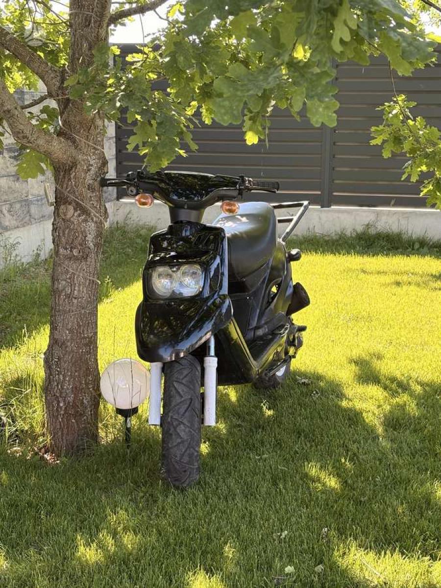 Black Yamaha Booster 2005 in Kretinga, with an engine capacity of 49.00 L and mileage of 1 thousand km for 1950 €, photo 1 on AUTOMOTO.COM.LV
