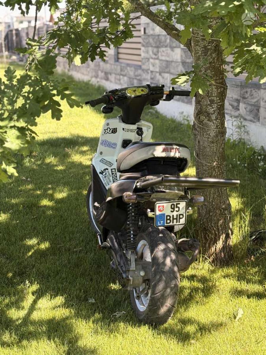 Black Yamaha Booster 2005 in Kretinga, with an engine capacity of 49.00 L and mileage of 1 thousand km for 1950 €, photo 3 on AUTOMOTO.COM.LV