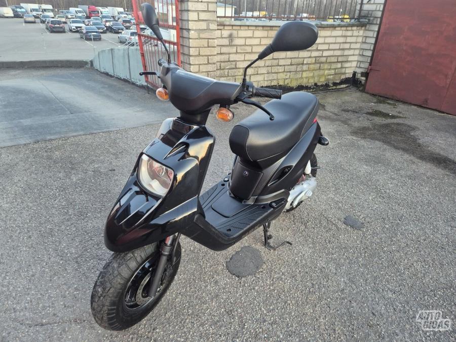 Black Yamaha Booster 2015 in Kaunas, with an engine capacity of 0.05 L and mileage of 20 thousand km for 1600 €, photo 2 on AUTOMOTO.COM.LV