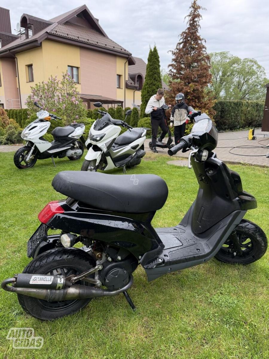 Black Yamaha Booster 2021 in Kaunas, with an engine capacity of 0.05 L and mileage of 4 thousand km for 1600 €, photo 3 on AUTOMOTO.COM.LV